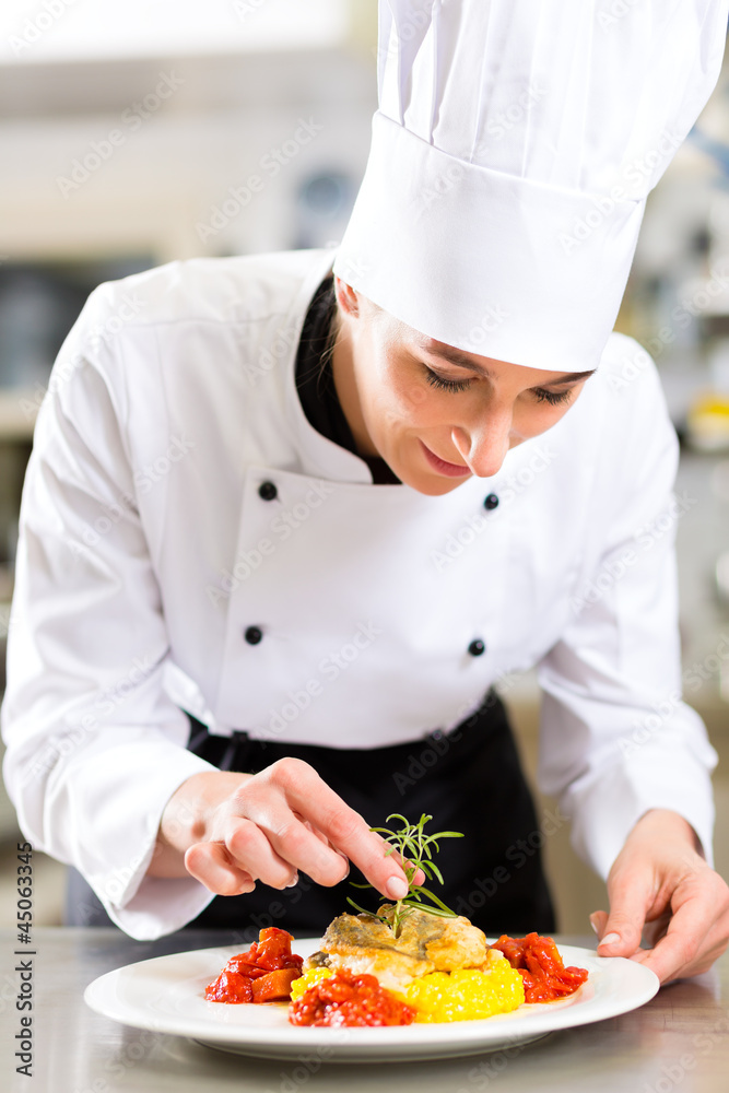 Köchin in Restaurant oder Hotel Küche beim kochen Stock Photo | Adobe Stock