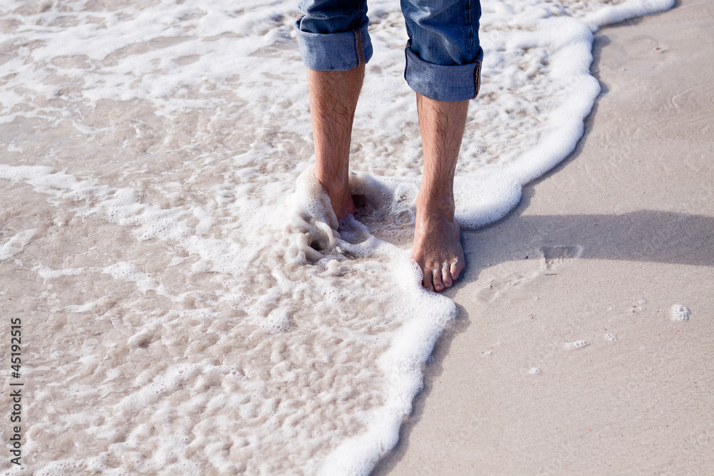 barfuss im sand und wasser am strand im freien im Sommer Stock Photo ...
