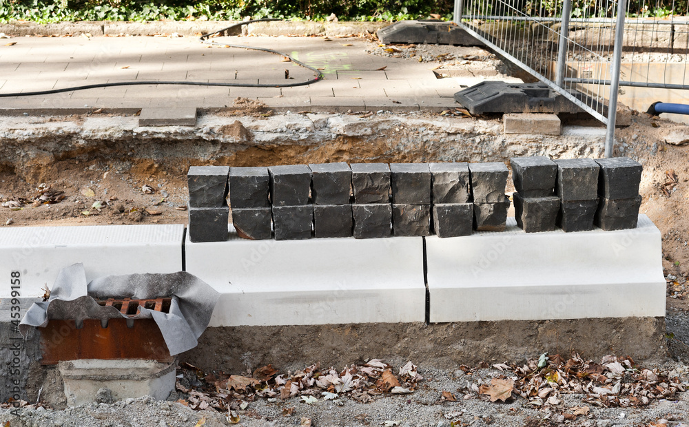Randstein und Rinnstein-Verlegung beim Strassenbau Stock-Foto | Adobe Stock