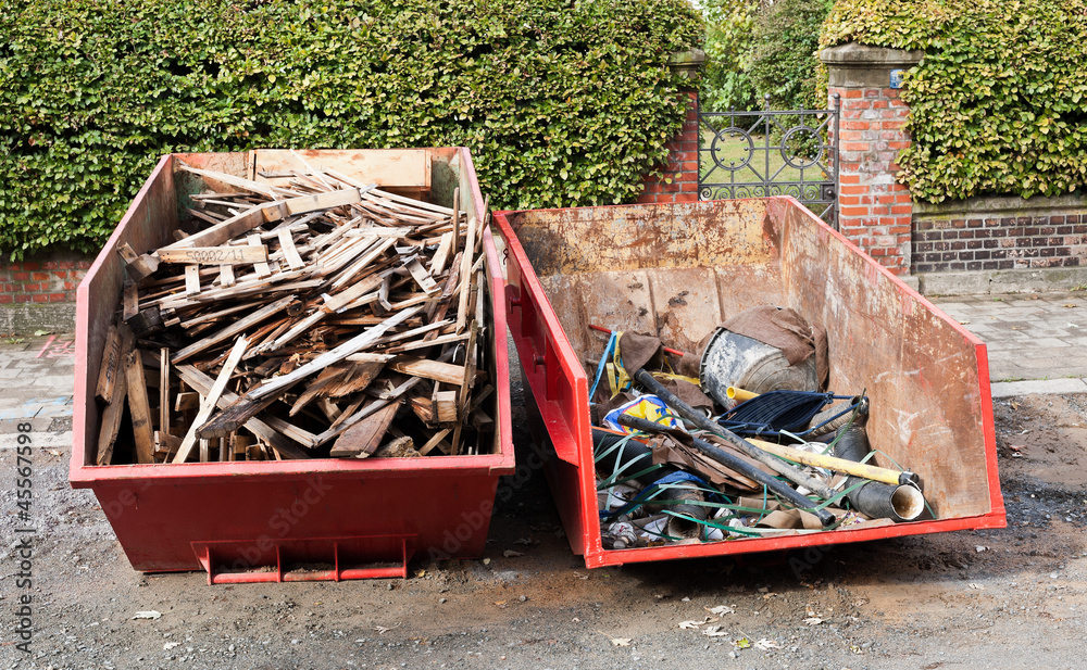 Zwei Container zur Abfallentsorgung auf einer Baustelle Stock-Foto ...