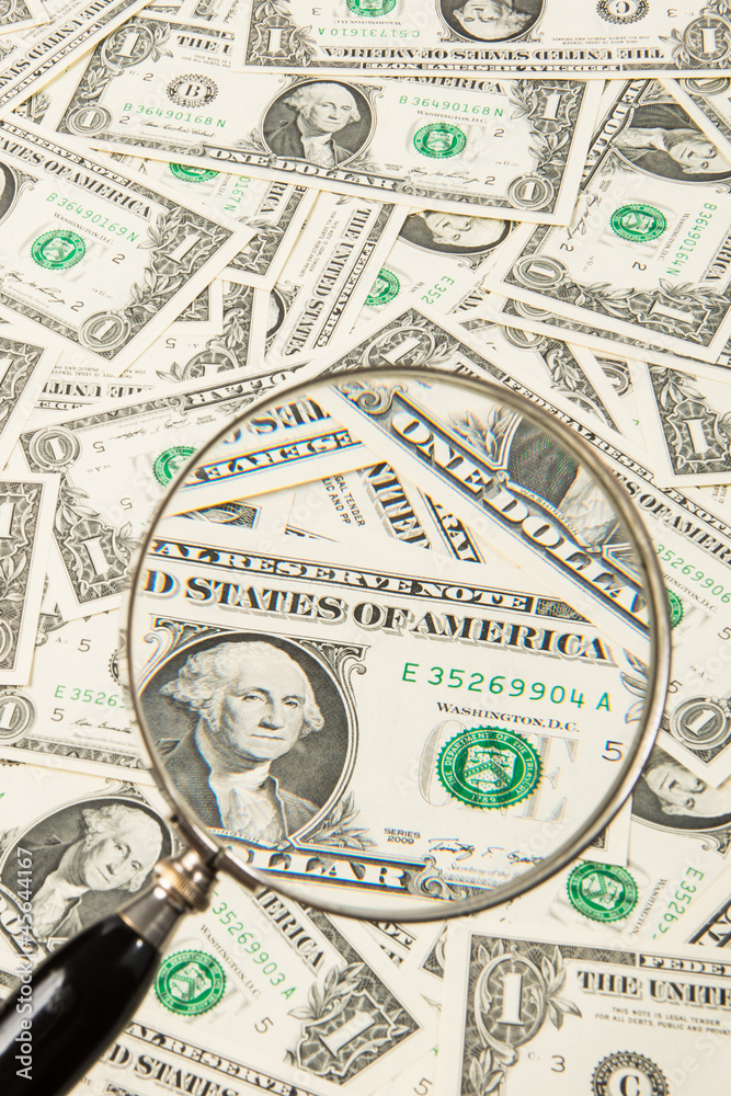 Amerikanische Dollar Geldscheine unter einer Lupe betrachtet Stock ...