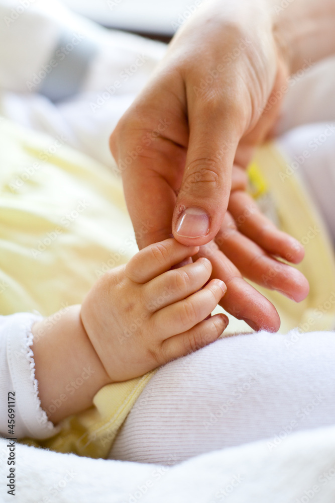 Mamahand hält Babyhand Stock-Foto | Adobe Stock