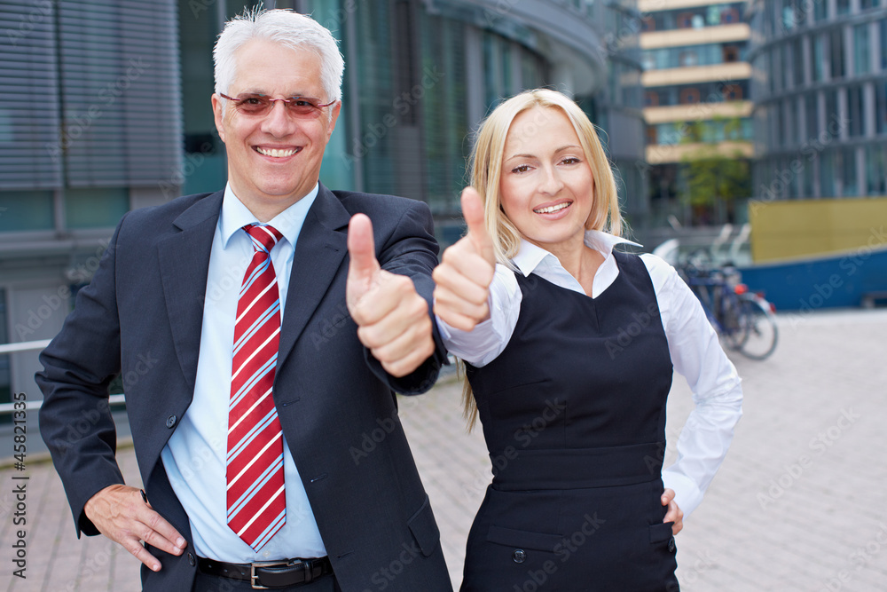 Zwei Geschäftsleute halten Daumen hoch Stock Photo | Adobe Stock