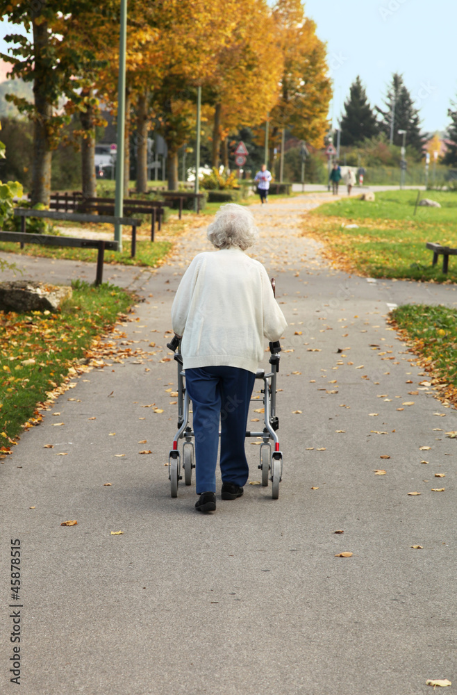 Alte Frau mit Rollator Stock-Foto | Adobe Stock