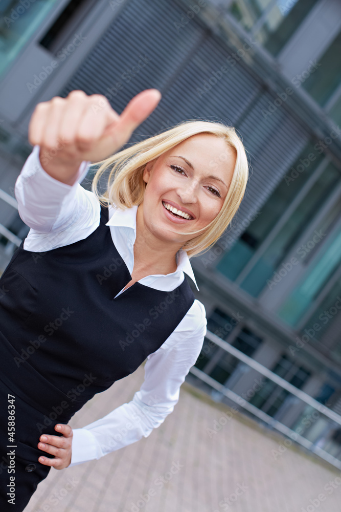 Attraktive Geschäftsfrau hält Daumen hoch Stock Photo | Adobe Stock
