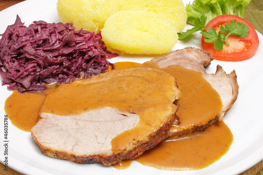 Schweinebraten, Klöße, Rotkohl Stock-Foto | Adobe Stock