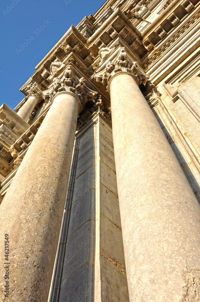 Catedral de Girona, columnas de la fachada barroca Stock Photo | Adobe ...