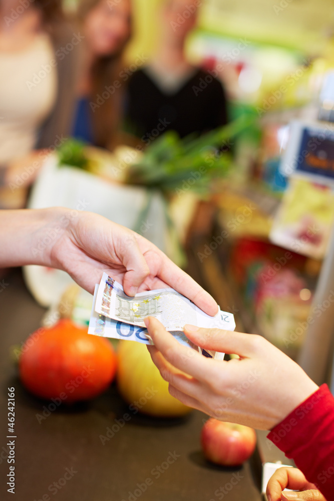 Hände bezahlen mit Geldscheinen Stock Photo | Adobe Stock