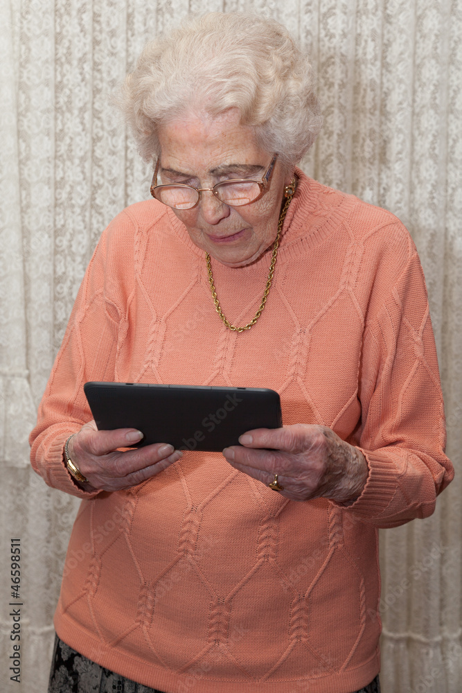 Eine alte Frau mit dem Tablet Computer Stock Photo | Adobe Stock