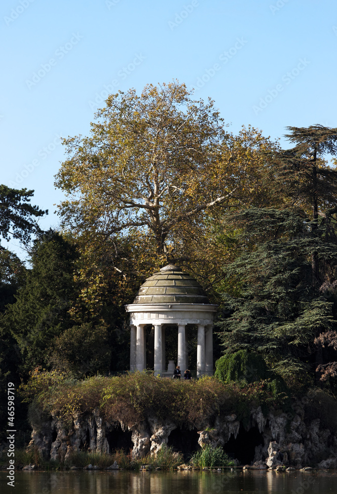 Paris romantique, rotonde et grotte du lac Daumesnil Stock Photo ...