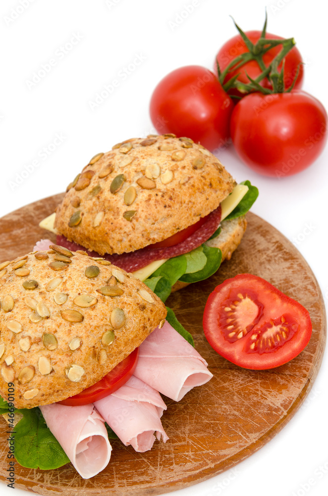 Wurstbrötchen auf einem Holzbrett Stock-Foto | Adobe Stock