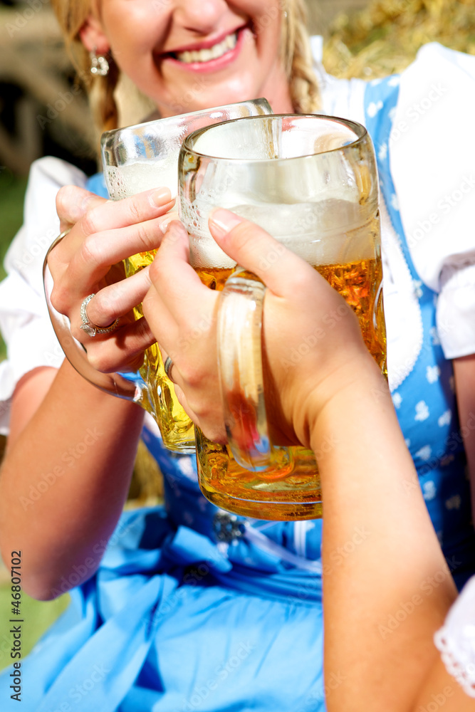 Frau im Dirndl stößt mit Maß Bier an - Oktoberfest Stock Photo | Adobe ...
