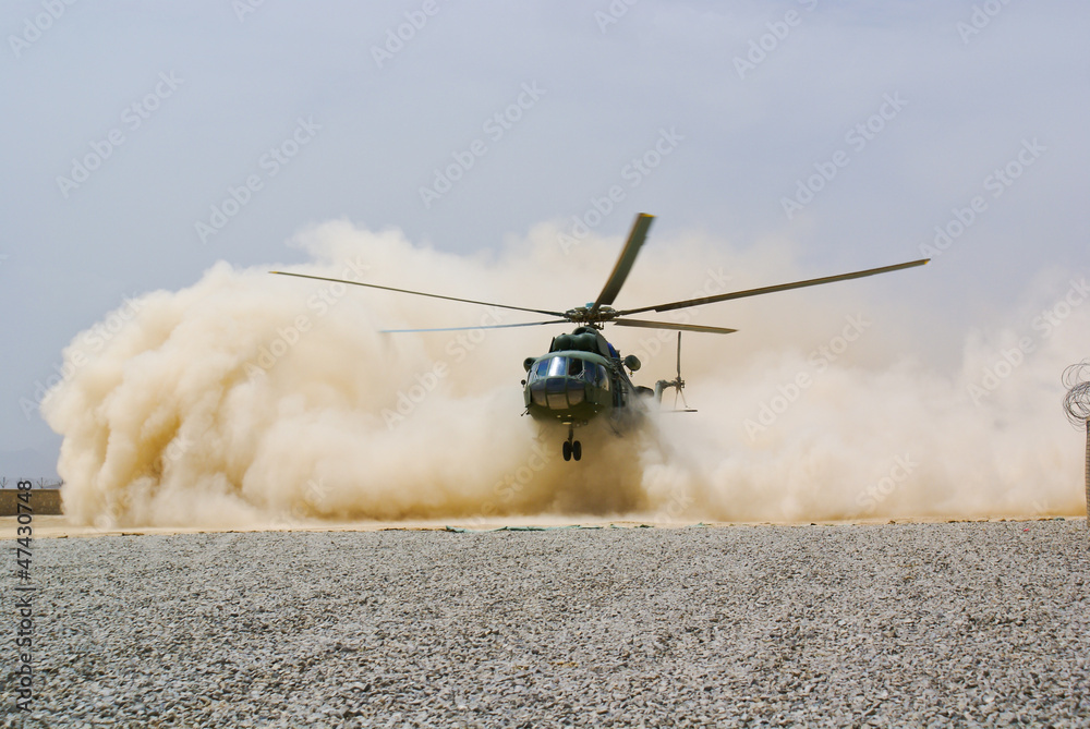 helicopter landing in cloud of dust of desert Stock-Foto | Adobe Stock