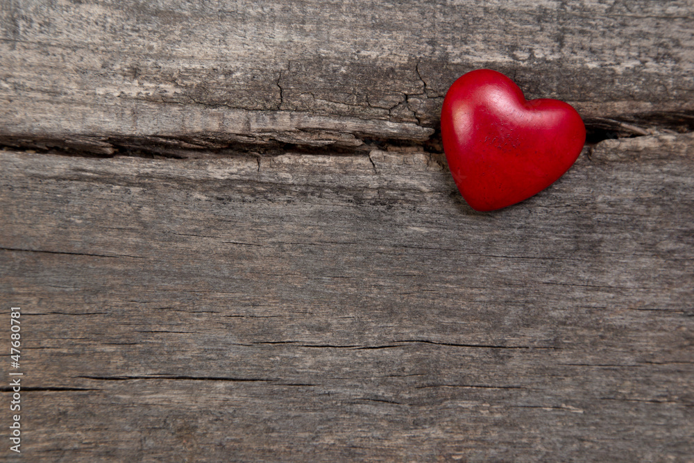 Einsames rotes Herz - gebrochenes Herz Stock Photo | Adobe Stock