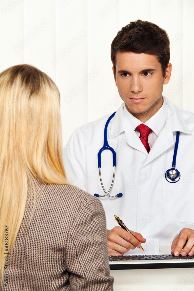 Patient und Arzt im Gespräch Stock-Foto | Adobe Stock