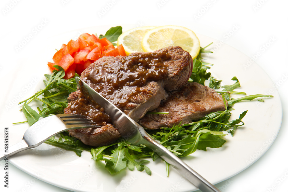 filetto di carne su letto di rucola e salsa all'aceto balsamico Stock ...