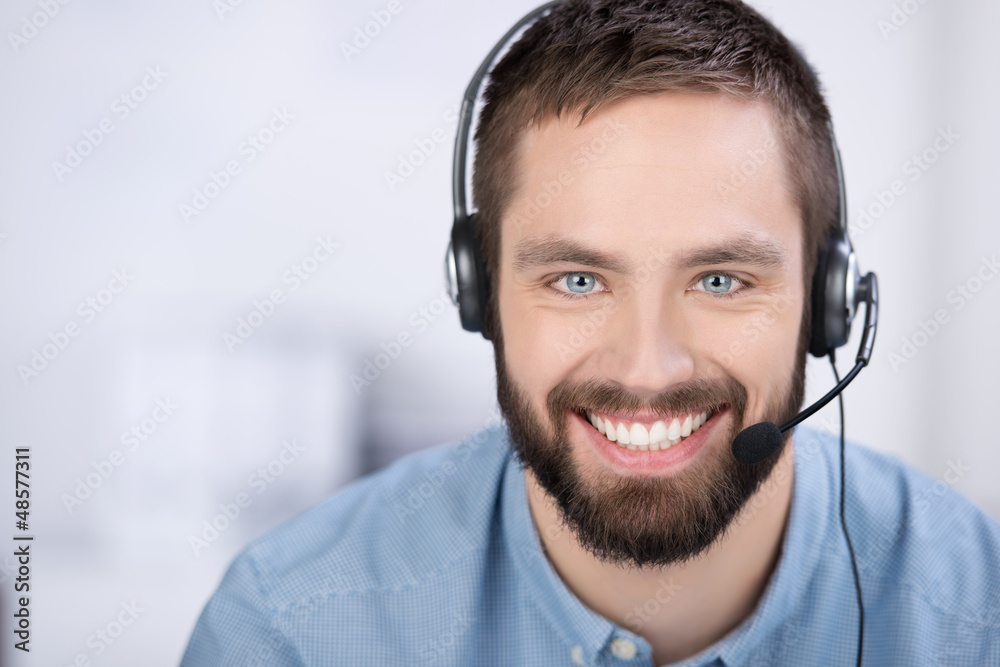 lächelnder mann mit headset Stock-Foto | Adobe Stock