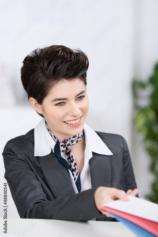 freundliche mitarbeiterin überreicht reiseunterlagen Stock-Foto | Adobe ...