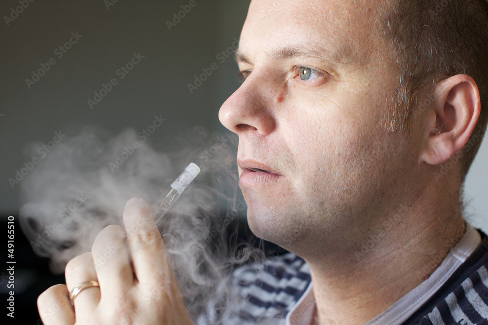 fumeur cigarette électronique Stock Photo | Adobe Stock