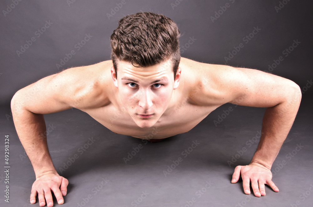 Junger Mann Trainiert Mit Liegest tzen Stock Photo Adobe Stock Junger Mann Trainiert Mit Liegest tzen Stock Photo Adobe Stock