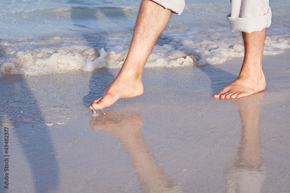 barfuß spazieren im sand am strand im urlaub Stock Photo | Adobe Stock