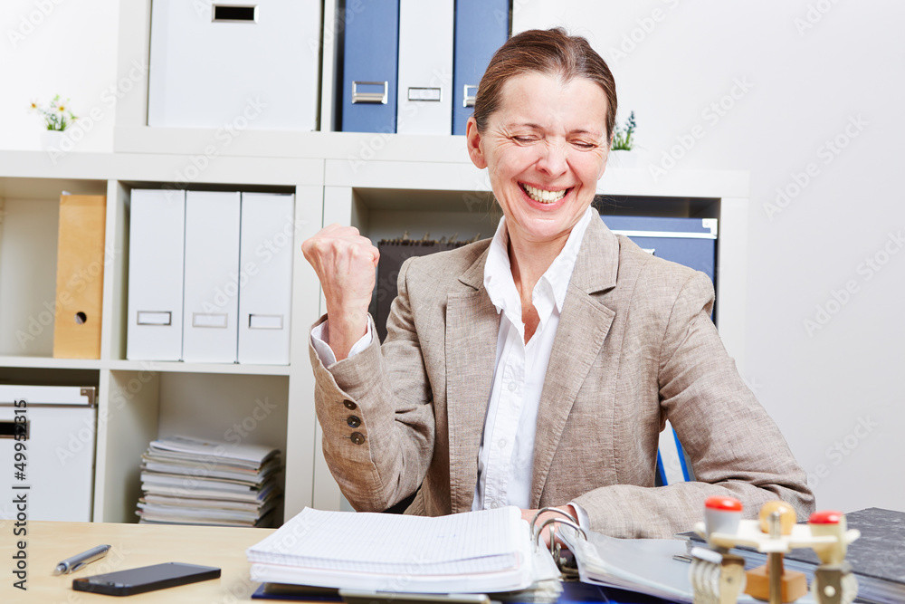 Jubelnde Frau im Büro ballt ihre Faust Stock Photo | Adobe Stock