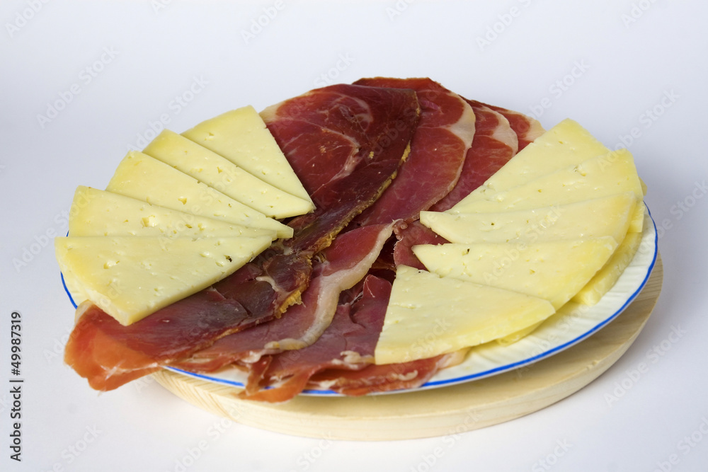 plato con jamón y queso foto de Stock | Adobe Stock