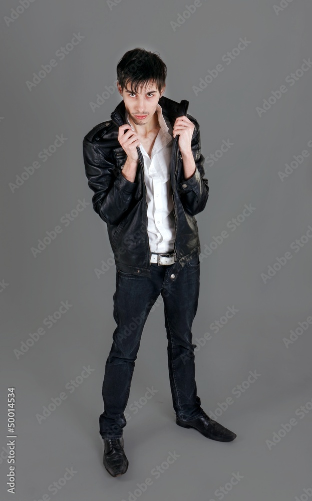 beau brun ténébreux en cuir noir Photos | Adobe Stock