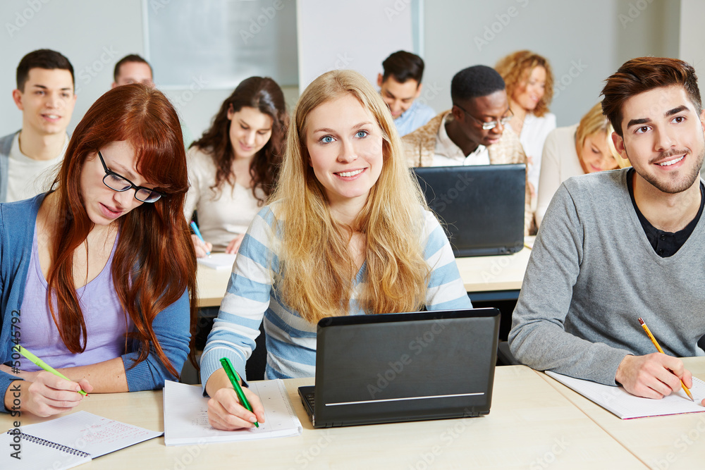 Studenten lernen im Seminar mit Computer Stock Photo | Adobe Stock