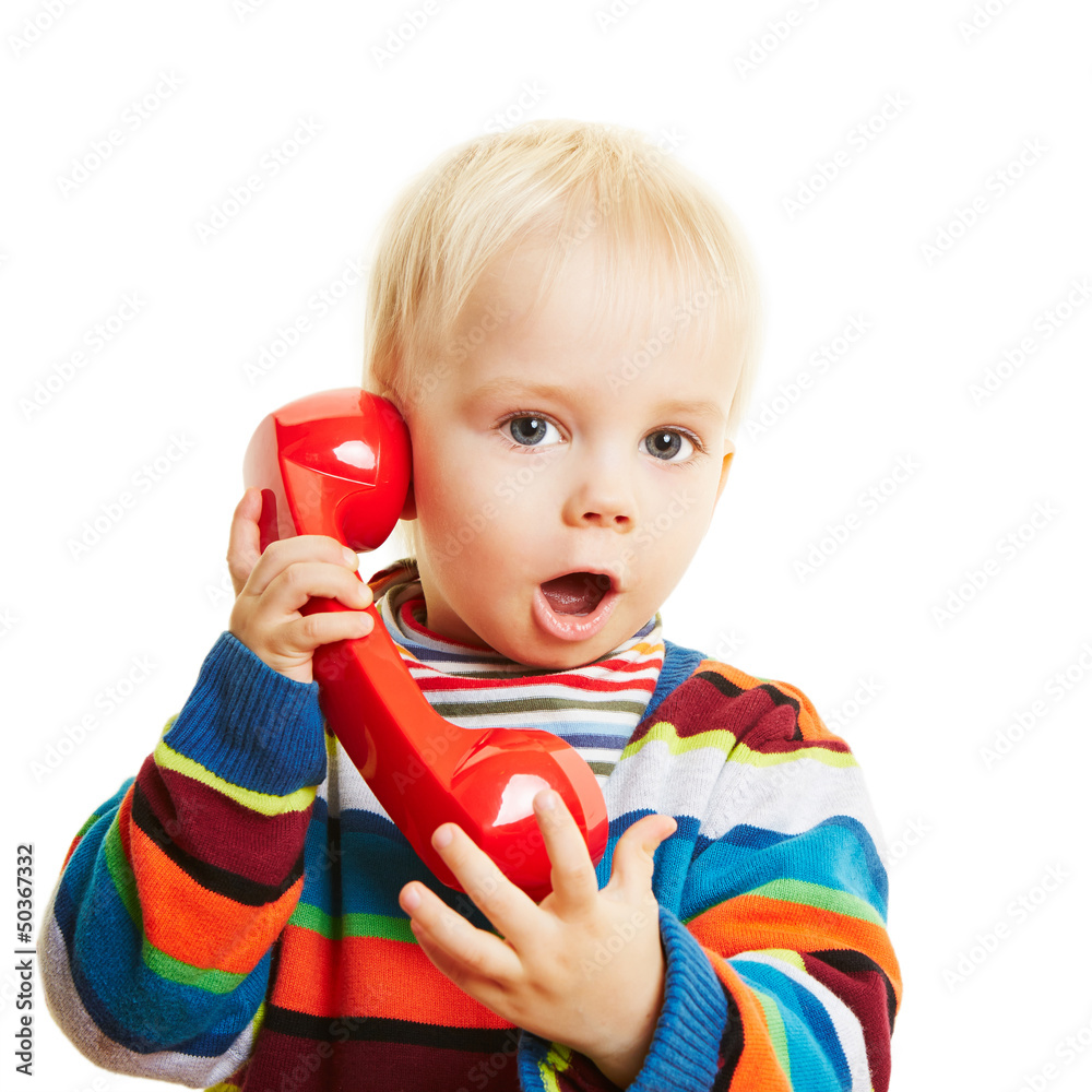 Kind beim Telefonieren mit roten Telefon Stock Photo | Adobe Stock