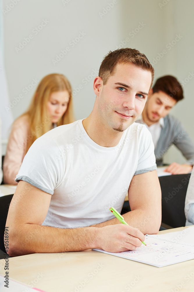 Student macht Notizen im Unterricht Stock Photo | Adobe Stock