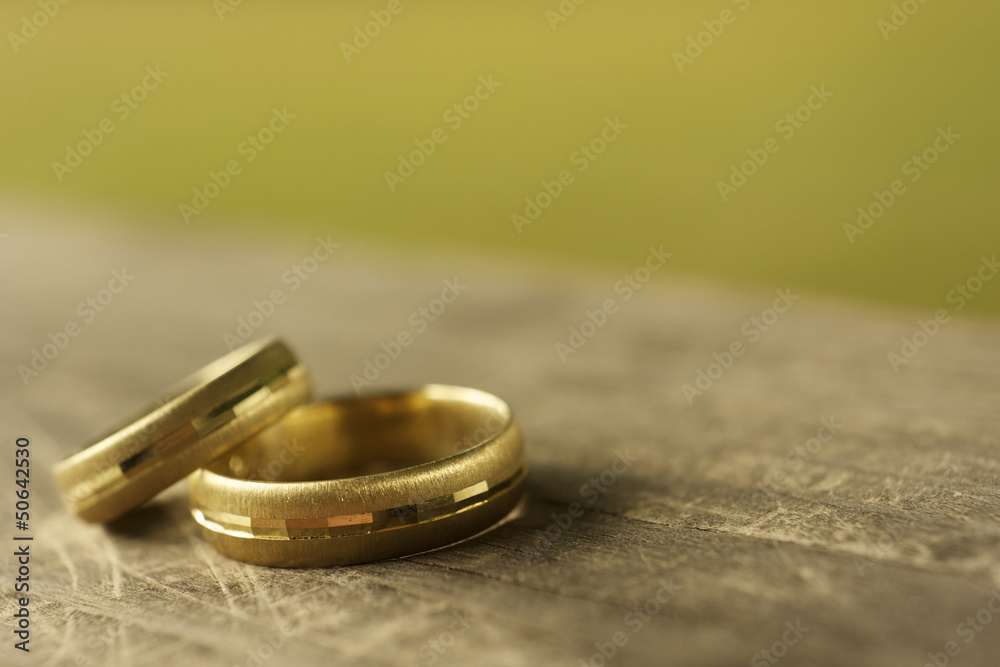 Zwei goldene Eheringe im Landhausstil Stock Photo | Adobe Stock