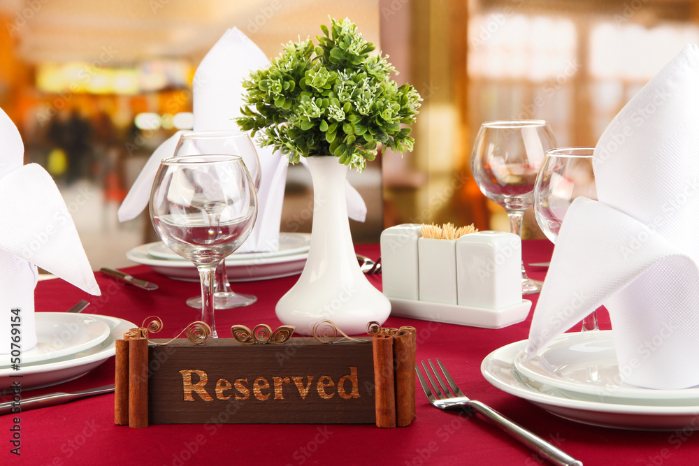 Reserved sign on restaurant table with empty dishes and glasses Stock ...