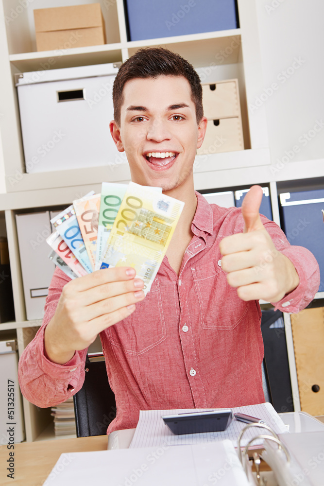 Mann mit Geldscheinen hält Daumen hoch Stock Photo | Adobe Stock