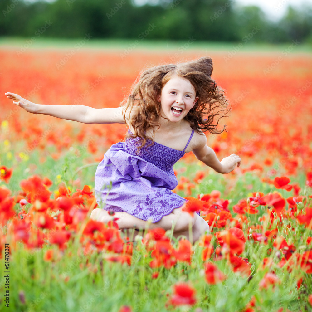 lachendes kind läuft über blumenwiese Stock Photo | Adobe Stock