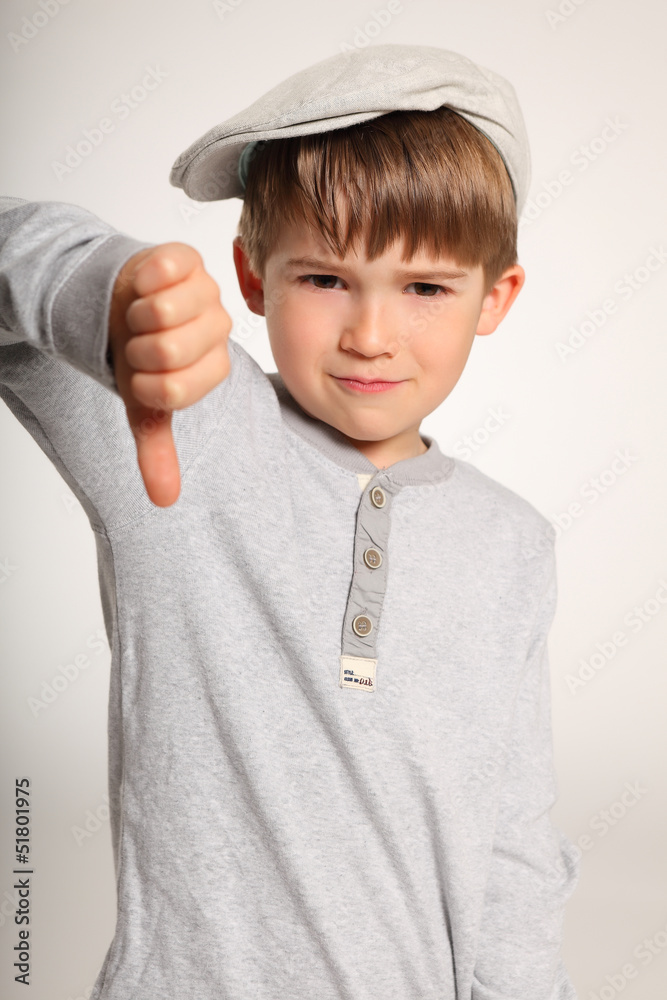 Junge mit Daumen runter Stock Photo | Adobe Stock