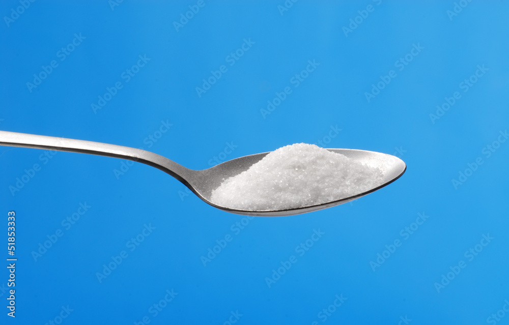 Cucharilla con una porción de azúcar.cuchara de azúcar. foto de Stock ...