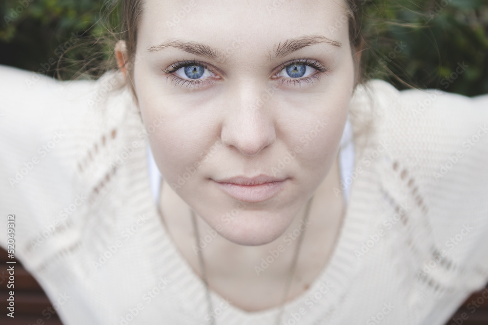 Título: Young slavic woman with blue eyes, looking intently at a camera ...