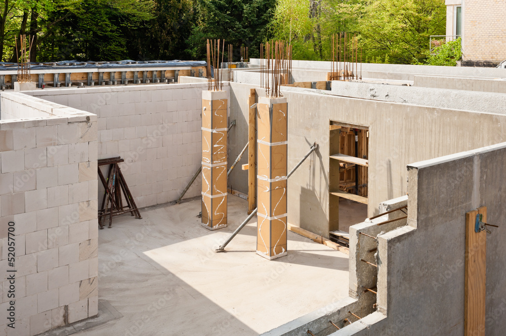 Rohbausituation bei einem Kellergeschoss Stock-Foto | Adobe Stock