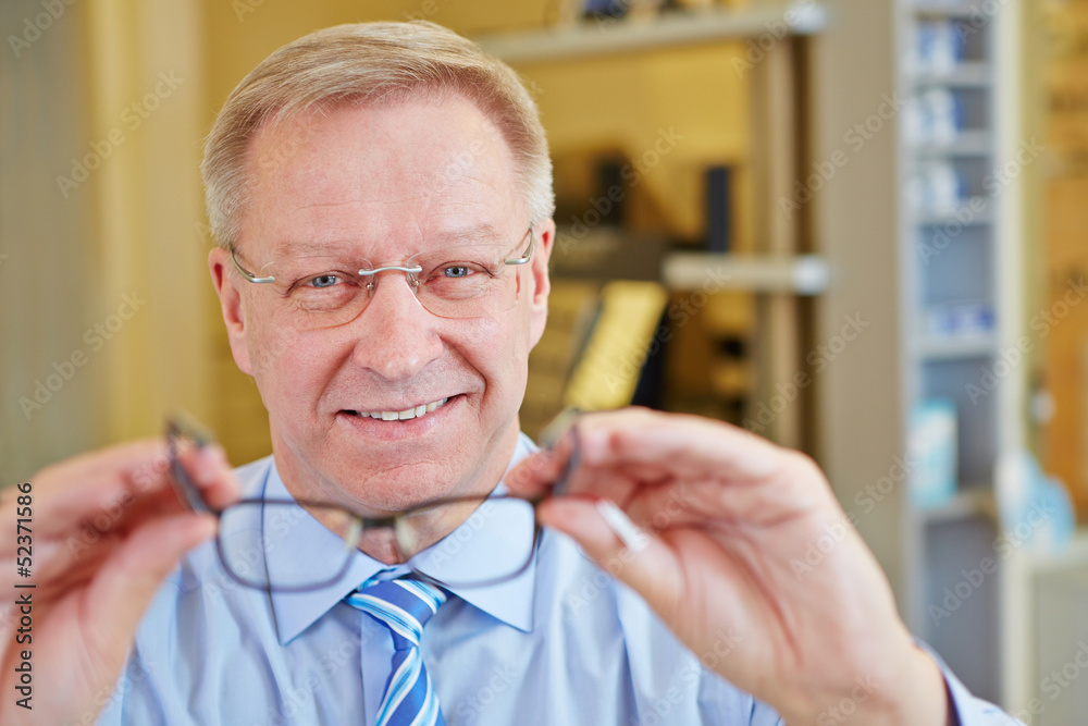 Mann mit Brille als Optiker Stock Photo | Adobe Stock