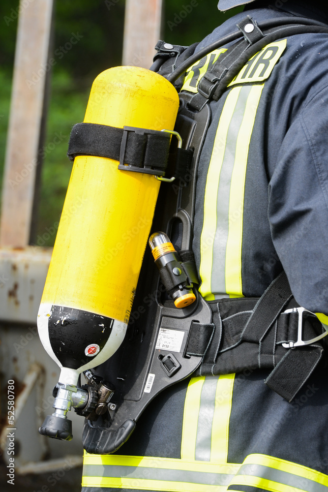 Atemschutz - Pressluftflasche der Feuerwehr Stock-Foto | Adobe Stock