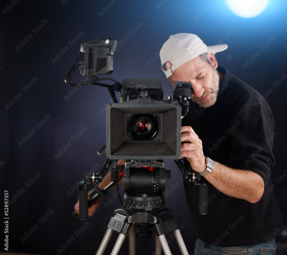cameraman working with a cinema camera foto de Stock | Adobe Stock