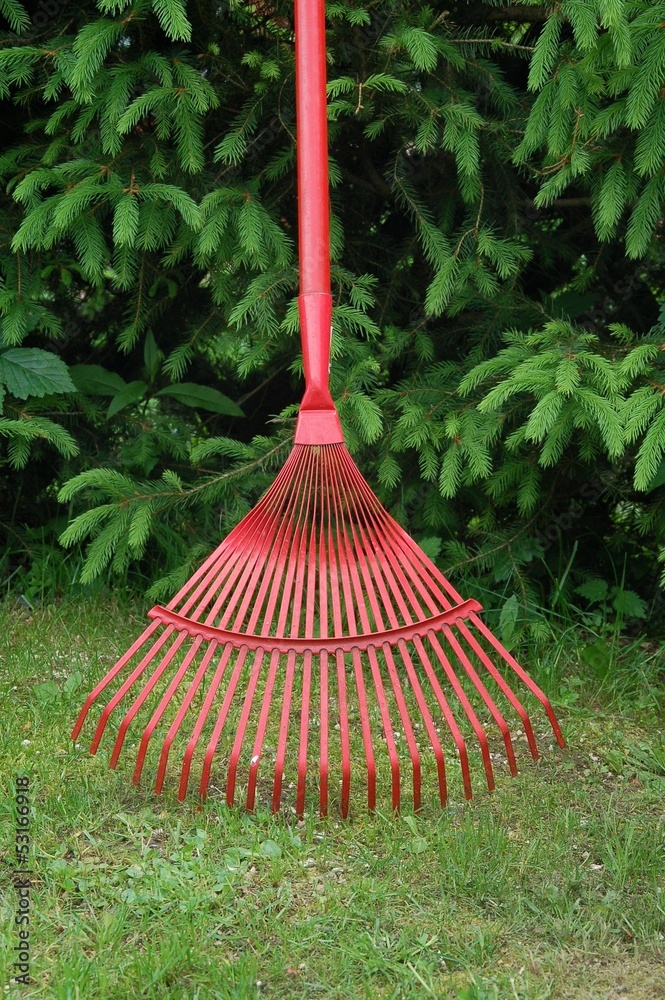 Rechen im Garten Stock-Foto | Adobe Stock