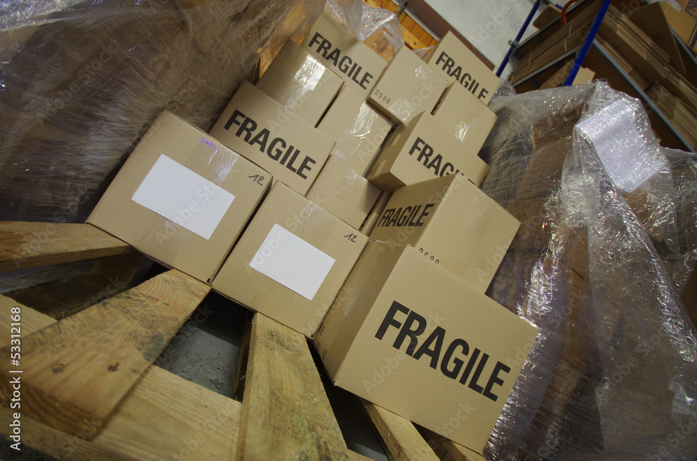 colis sur une palette Photos | Adobe Stock