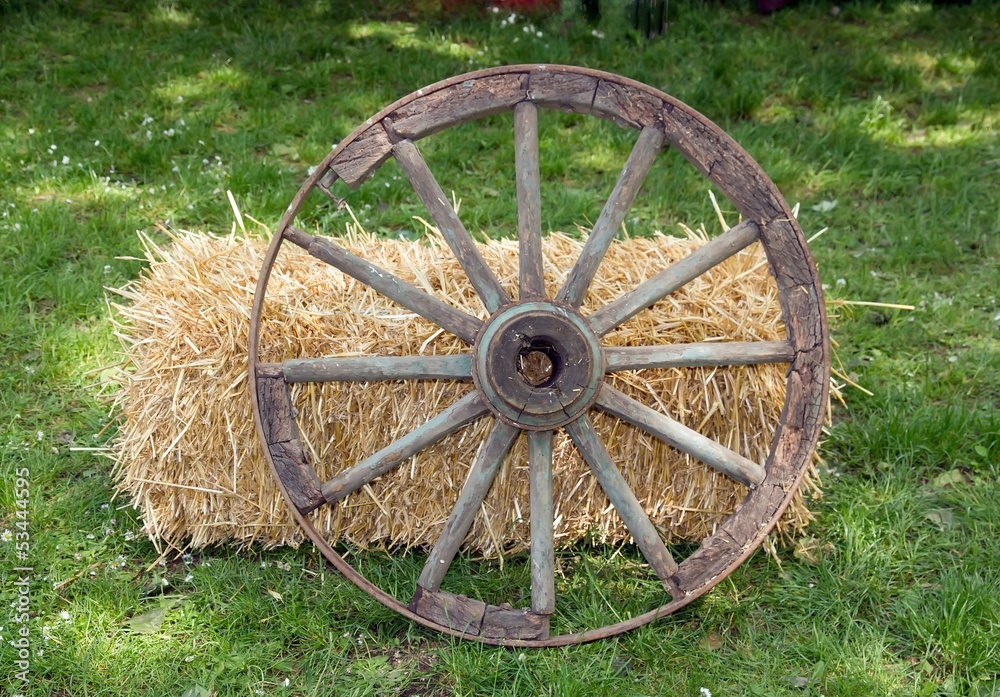 roue de charette et ballot de paille Stock Photo | Adobe Stock