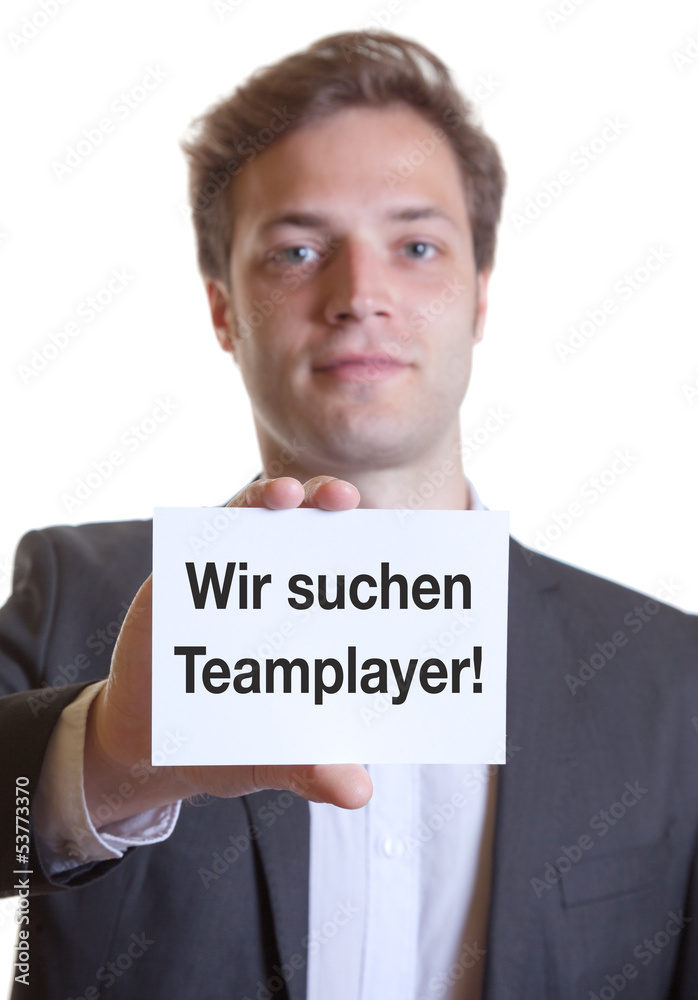 Mann im Anzug mit Karte WIR SUCHEN TEAMPLAYER! Stock Photo | Adobe Stock