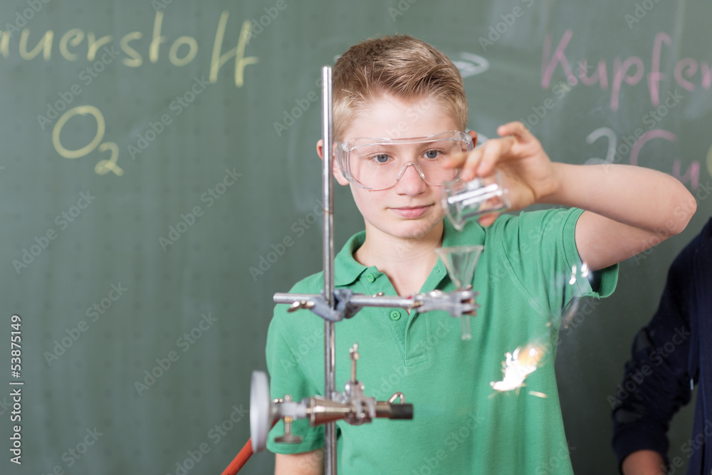 Chemie Versuch in der 7. Klasse Stock-Foto | Adobe Stock
