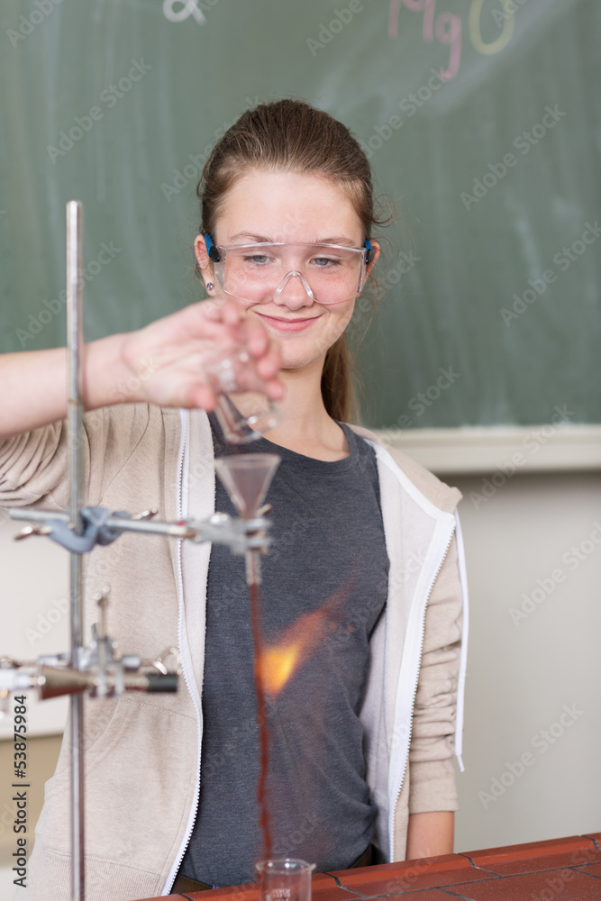 Chemie Versuch in der 7. Klasse Stock-Foto | Adobe Stock
