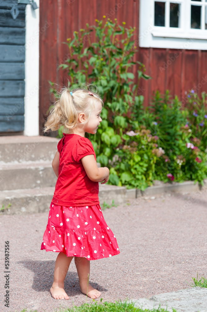 Kleines Mädchen barfuß im Sommer Stock-Foto | Adobe Stock