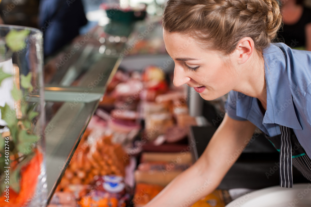 Arbeiten in einer Metzgerei oder Fleischerei Stock Photo | Adobe Stock
